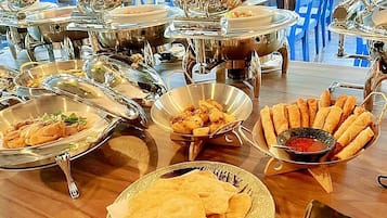 Café da manhã com buffet todos os dias (THB 250 por pessoa)