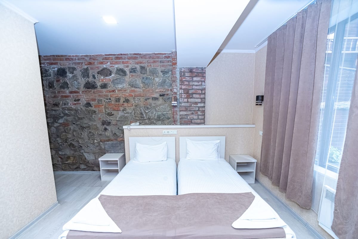 1 quarto, roupas de cama antialérgicas, frigobar, cofres nos quartos