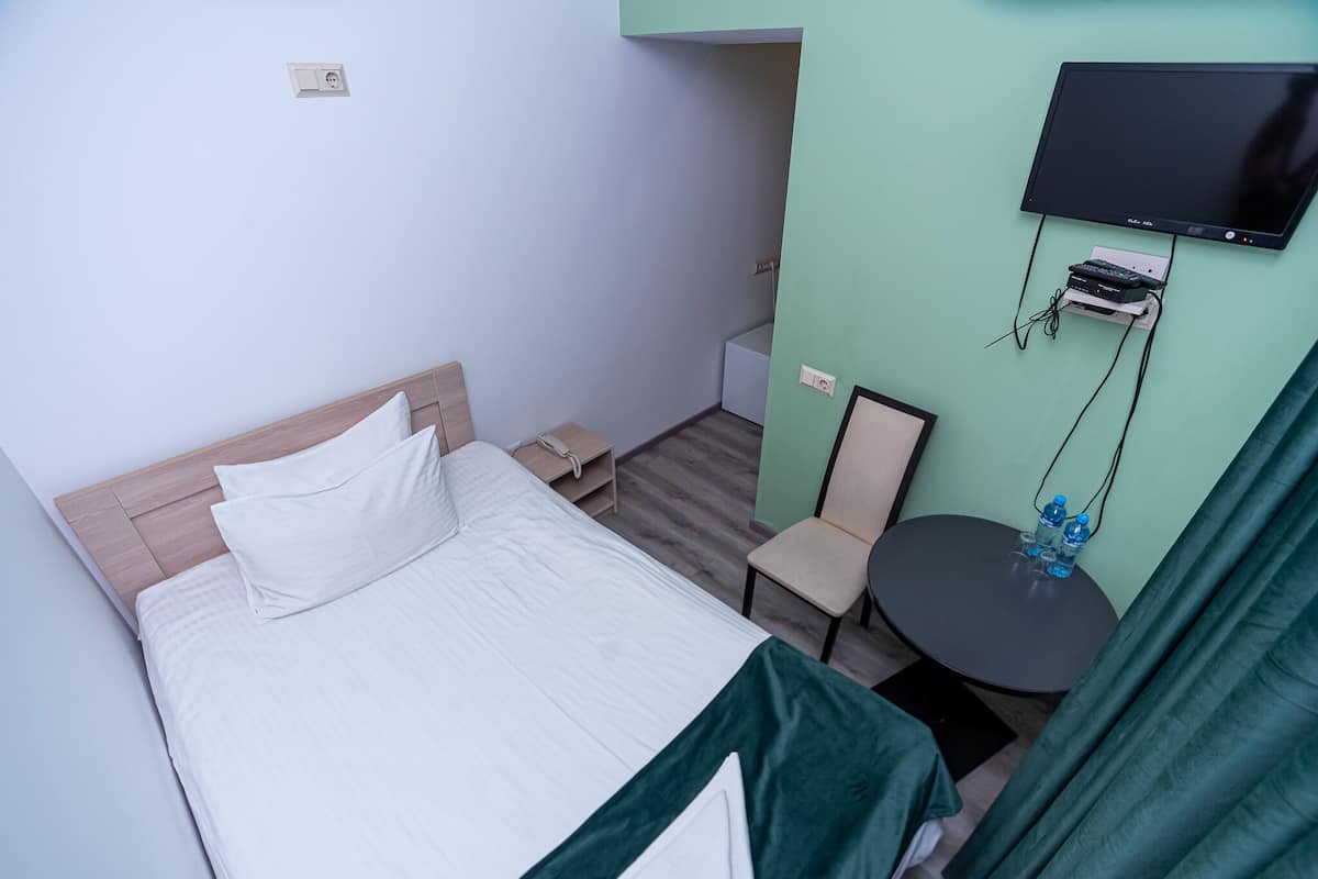 Quarto solteiro econômico | 1 quarto, roupas de cama antialérgicas, frigobar, cofres nos quartos