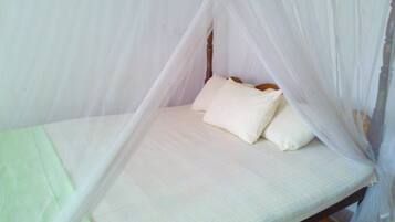 Quarto Duplo Standard, 1 cama king-size, vista para o jardim | 1 quarto, cofre no quarto, secretária, camas desdobráveis