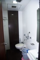 Quarto Standard | Casa de banho | Um polibã, artigos de higiene pessoal grátis, toalhas fornecidas
