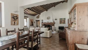 Apartamento, 3 quartos (10pax) | Sala de estar | TV de ecrã plano