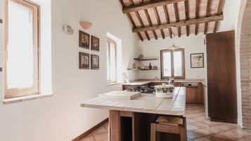 Apartamento, 3 quartos (10pax) | Cozinha privada | Um frigorífico/congelador grande, uma placa de cozinha