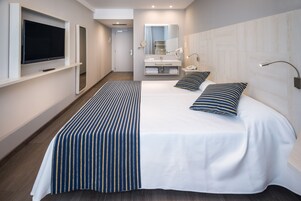 Quarto casal econômico, sacada | Cofres nos quartos, escrivaninha, espaço de trabalho para notebook