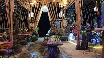 Café da manhã, almoço e jantar; local e internacional