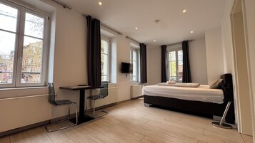 Apartamento Comfort, banheira | Roupa de alta qualidade, secretária, berços/camas para crianças 