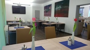 Café da manhã com buffet todos os dias (EUR 9.00 por pessoa) 