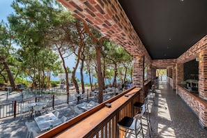 3 restaurantes: servem pequenos-almoços, almoços e jantares