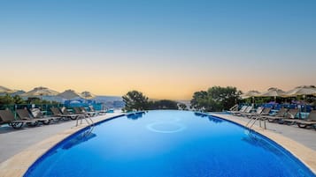 3 piscinas exteriores