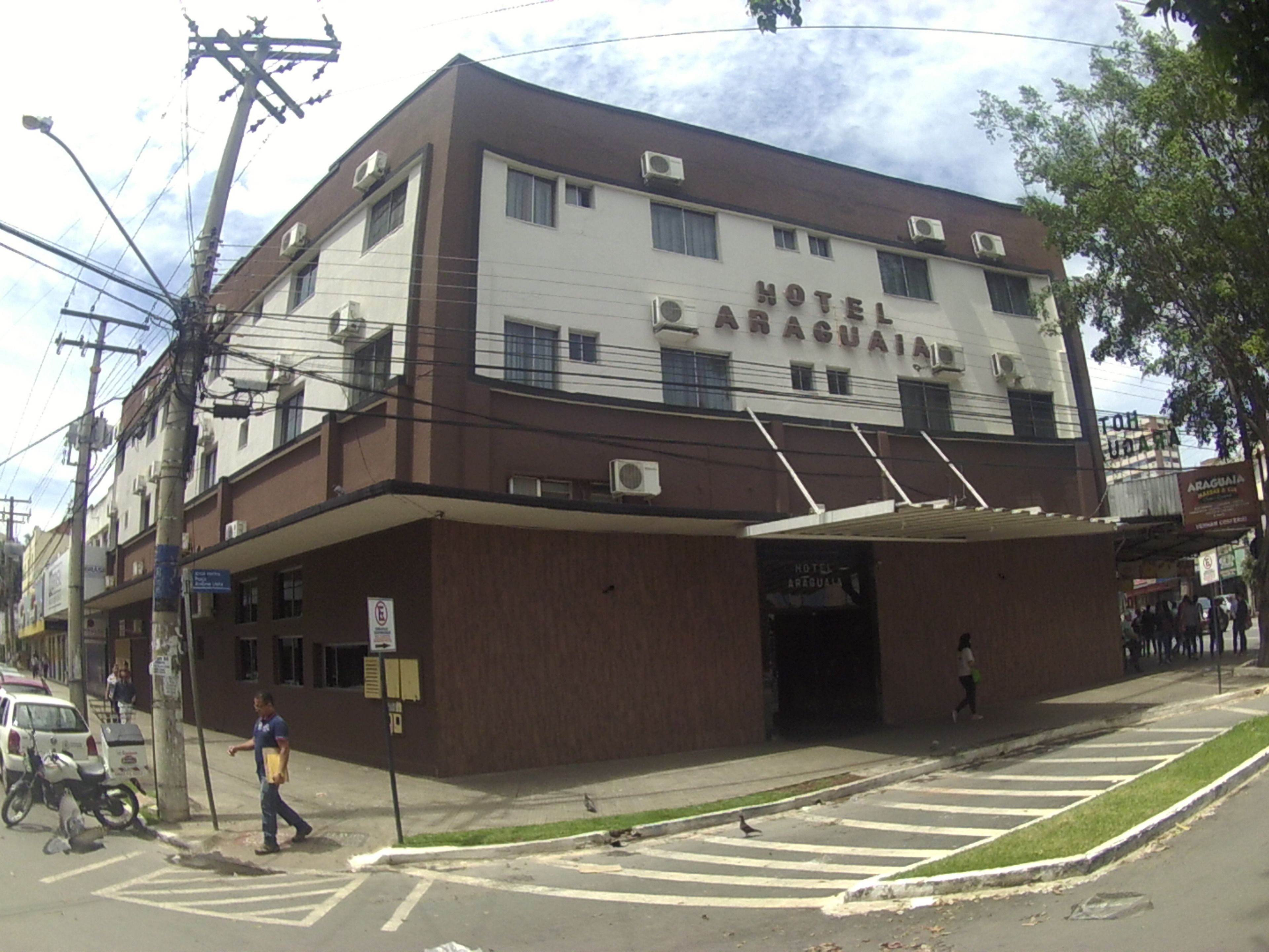 Um edifício de vários andares com uma placa que diz 'HOTEL ARAGUAIA'.