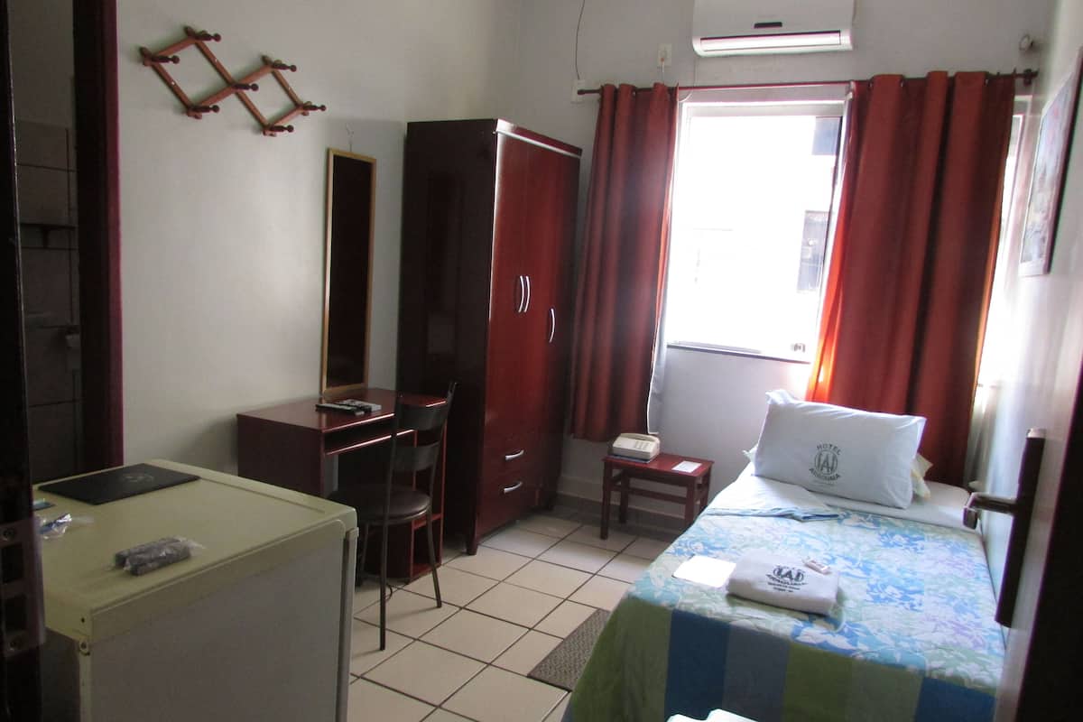 Quarto Individual | Minibar, secretária, Wi-fi grátis