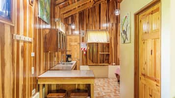 Cabana de Madeira Familiar | Minibar, cofre no quarto, secretária, quartos insonorizados