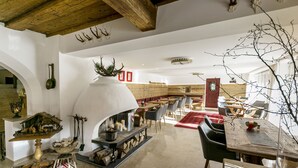 Uma sala de estar espaçosa com lareira, móveis de madeira e vista para a sala de jantar.