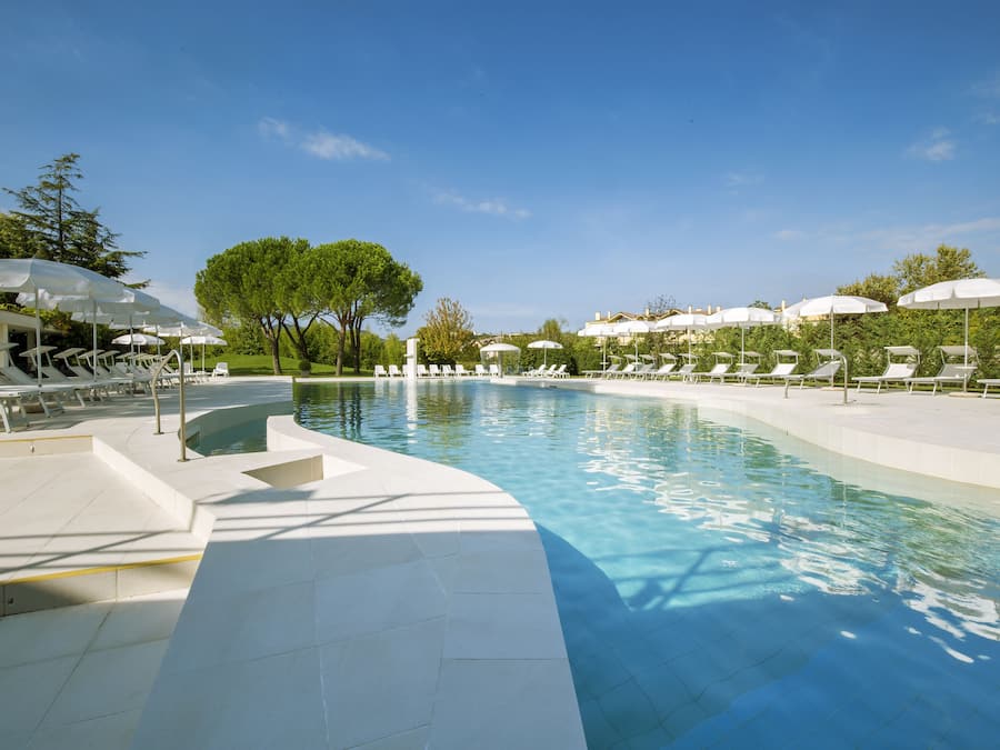 Piscina interior, piscina exterior, espreguiçadeiras