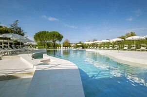 Piscina interna, piscina externa, espreguiçadeiras