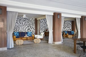 Área de estar no saguão