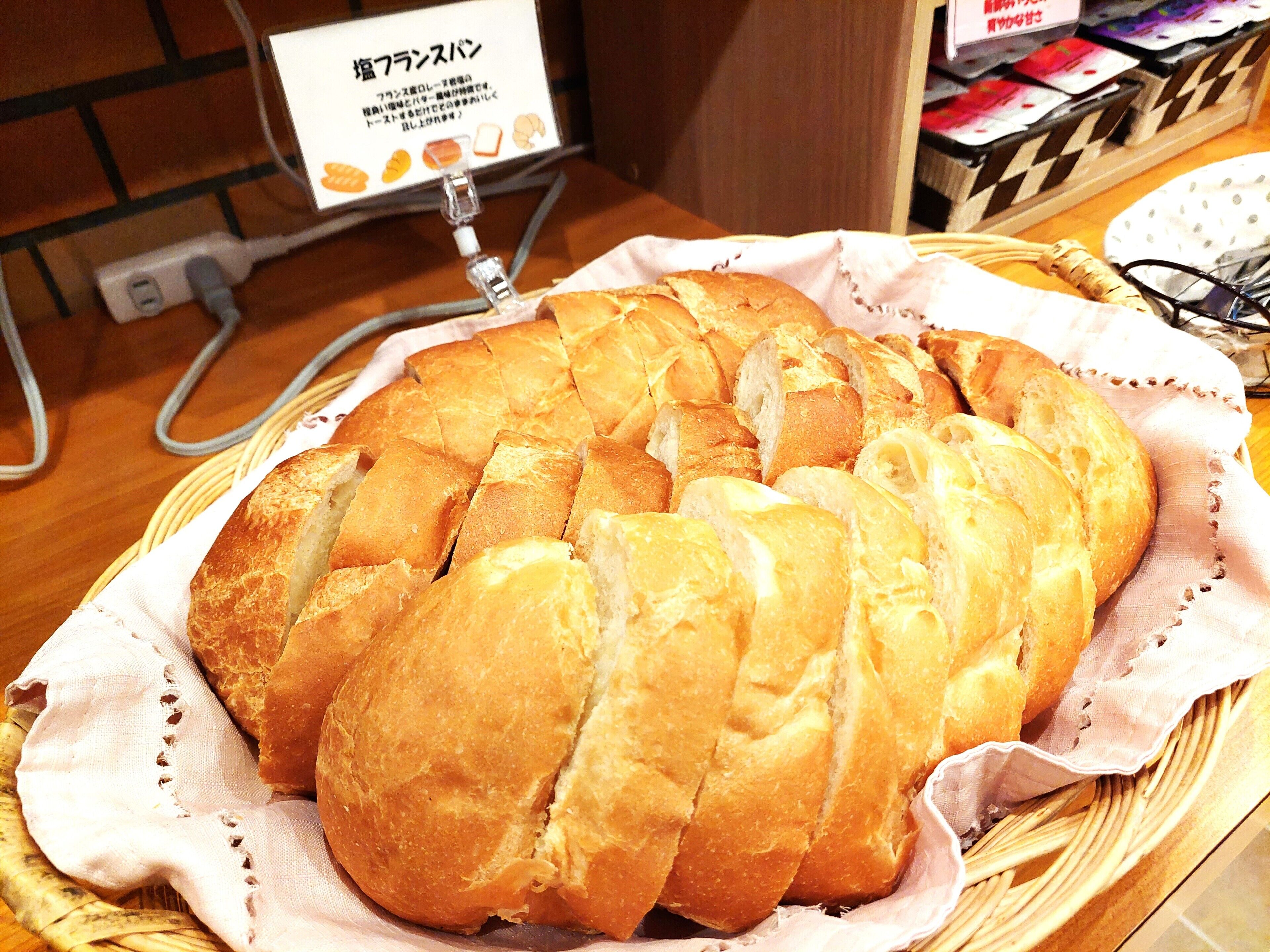 Uma cesta com fatias de pão sobre uma mesa.