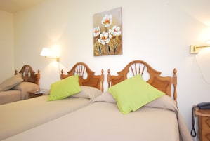 Quarto triplo | Cofres nos quartos, cortinas blackout, Wi-Fi de cortesia