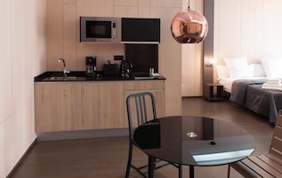 Suite Premium | Cozinha privada | Uma cafeteira/bule, um frigorífico/congelador grande, um micro-ondas