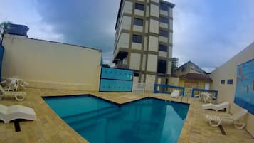 Piscina exterior sazonal