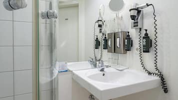 Quarto clássico, 1 cama de solteiro | Banheiro | Produtos de toalete grátis, secador de cabelo, toalhas de banho