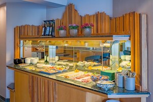 Pequeno-almoço tipo buffet diário (14.5 EUR por pessoa) 