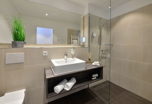 Apartamento Executivo, 1 quarto, não fumadores | Casa de banho | Um polibã, artigos de higiene pessoal grátis, um secador de cabelo 
