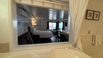 Quarto, 1 cama king-size, lareira, vista parcial para o oceano | Casa de banho | Artigos de higiene pessoal grátis, roupões, toalhas fornecidas
