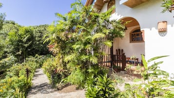 Quarto Deluxe, banheira de hidromassagem | Vista para o jardim