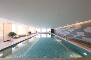 Piscina interior, piscina exterior 