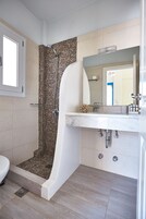 Quarto casal luxo | Banheiro | Chuveiro, produtos de toalete de grife, secador de cabelo 