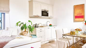 Um frigorífico, um micro-ondas, um forno, uma placa de cozinha