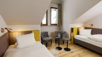 Quarto Individual Comfort, vista para o jardim | Roupa de alta qualidade, secretária