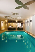 Piscina interior, espreguiçadeiras 