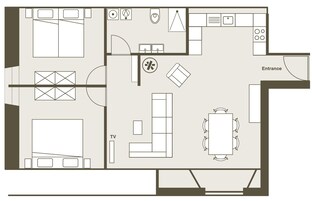 Planta baixa de um quarto de hotel com televisão, mesa de jantar, cozinha e entrada.