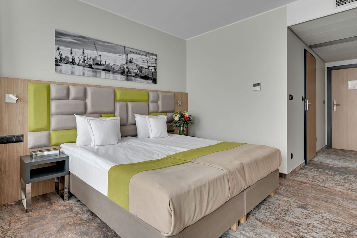 Quarto Duplo ou Twin Superior | Minibar, cofre com capacidade para portátil, secretária 