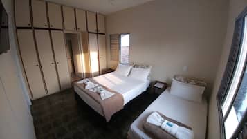 Quarto Triplo | Minibar, cortinas/cortinados opacos, Wi-fi grátis