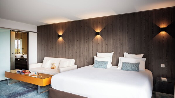 Suite Familiar | Roupa de alta qualidade, minibar, cofre no quarto, secretária 