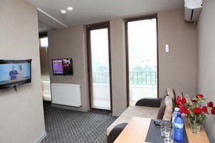 Quarto Deluxe, varanda | Roupa de alta qualidade, cofre no quarto, quartos insonorizados 