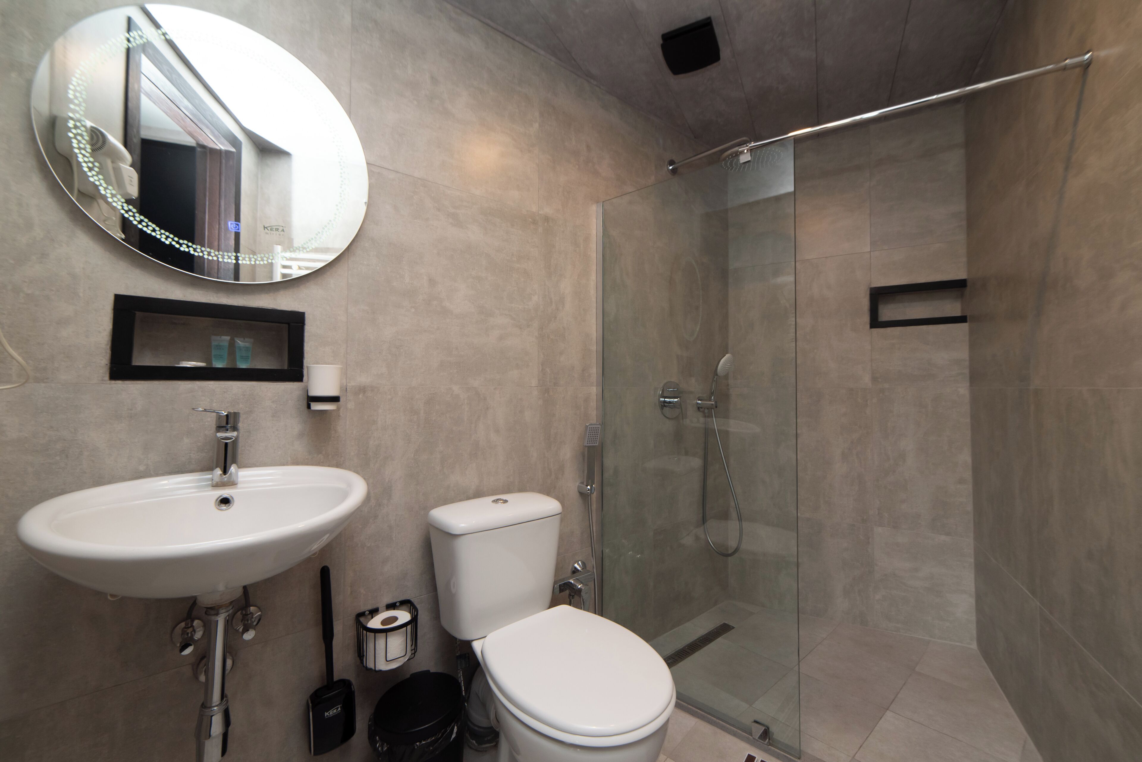 Quarto standard, 1 cama King | Banheiro | Chuveiro, produtos de toalete grátis, secador de cabelo 