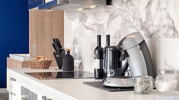 Apartamento empresarial, terraço | Cozinha americana privada | Geladeira, micro-ondas, cooktop, lava-louças