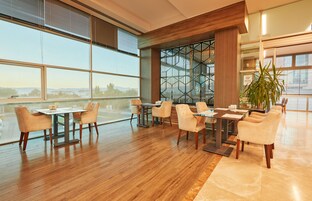 Pequeno-almoço tipo buffet diário (11 EUR por pessoa)