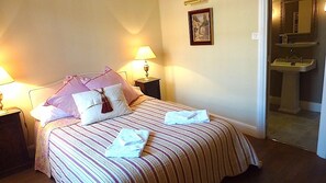 Quarto Clássico com Cama de Casal, 1 cama de casal, casa de banho anexa | 10 quartos, lençóis de algodão egípcio, roupa de alta qualidade 