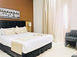 Quarto solteiro standard | Roupas de cama premium, frigobar, cofres nos quartos, escrivaninha