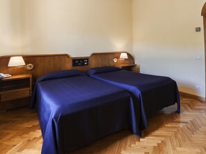 Minibar, cofre no quarto, berços/camas para crianças grátis 