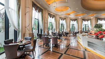 2 restaurantes: opção de café da manhã, almoço e jantar