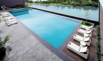 2 bares/lounges, um bar junto à piscina