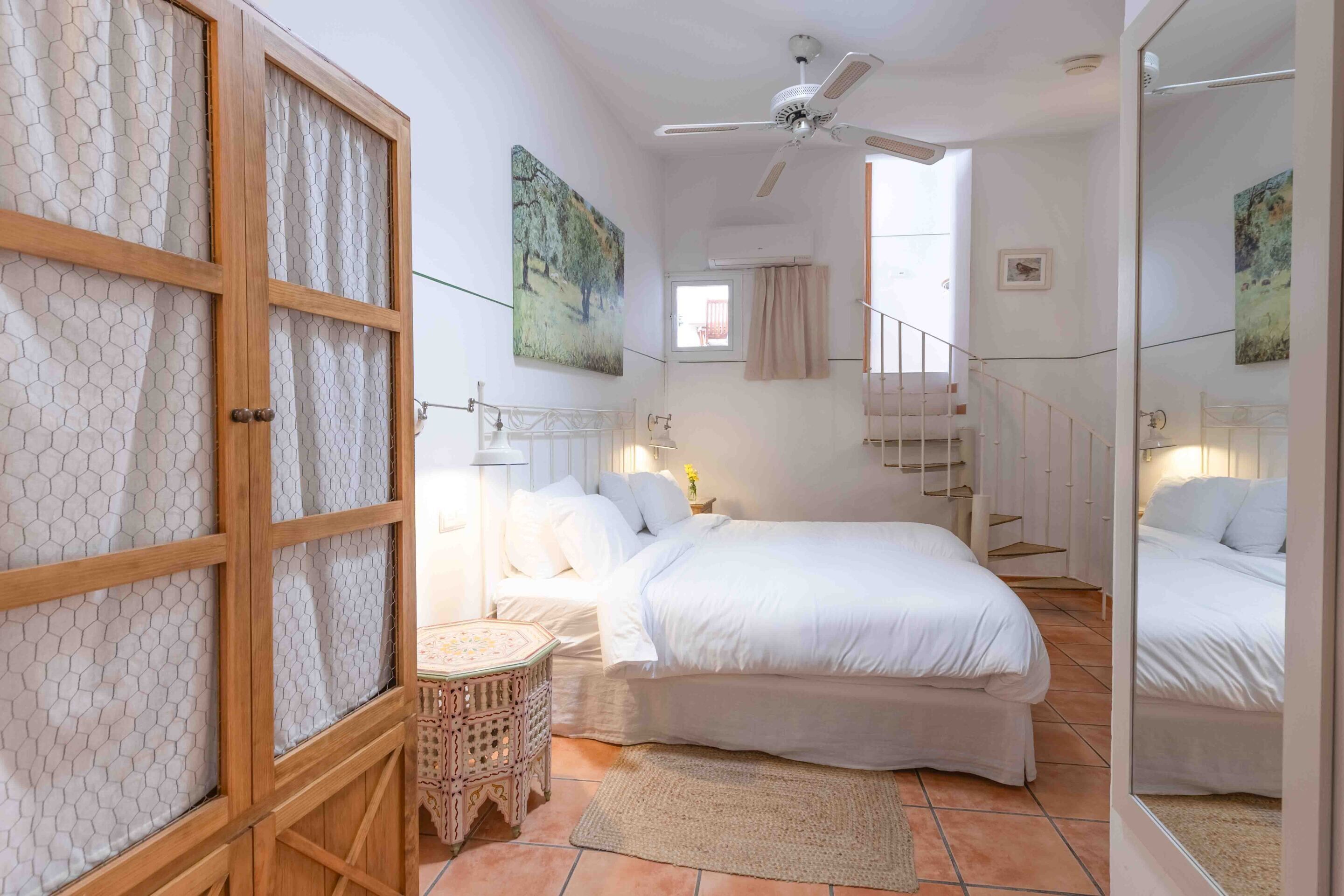 Quarto Twin Superior, casa de banho anexa, vista para o pátio (HAB. 5)