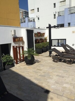 Terraço com espreguiçadeiras