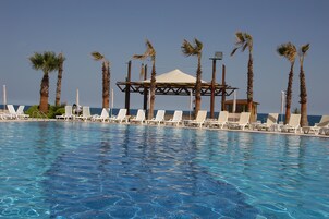 Piscina interior, piscina exterior, guarda-sóis, espreguiçadeiras 